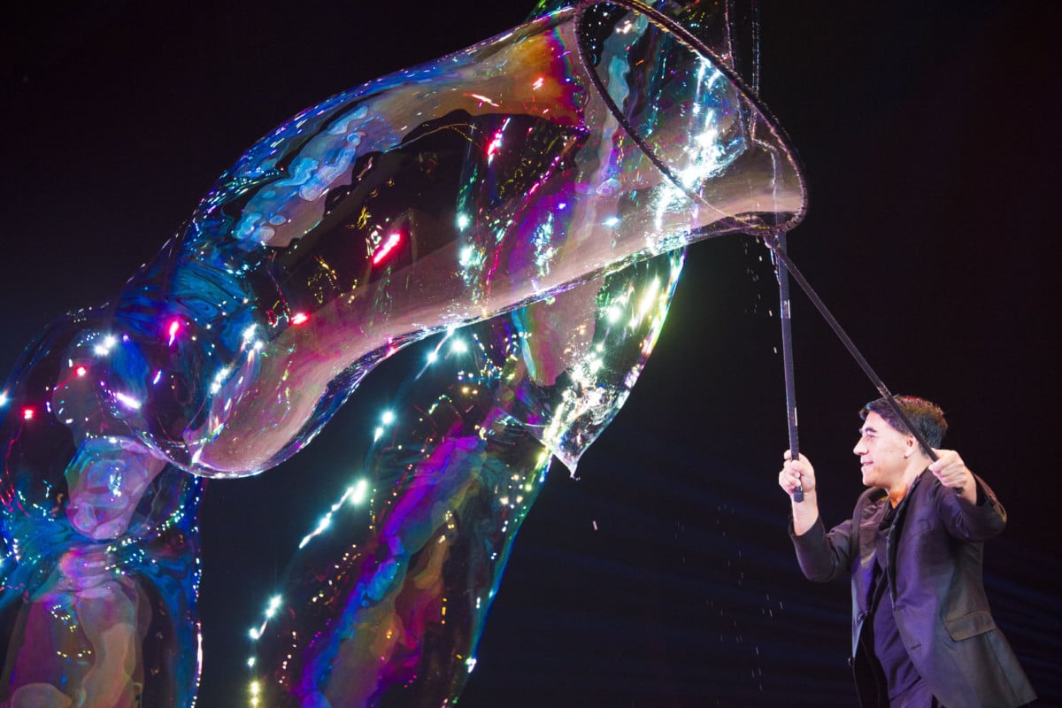 SeaWorld Inspires Guests With LIVE PERFORMANCE and Awe-Inspiring Bubble ...
