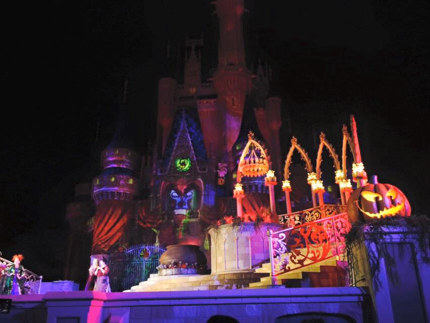 Hocus Pocus Villain Spelltacular ~ #MickeysHalloweenParty | The Main ...