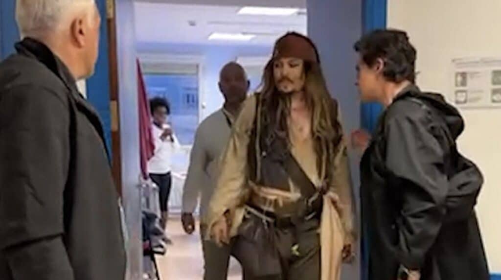 Johnny Depp Visits Children’s Hospital as Capt. Jack Sparrow | The Main ...