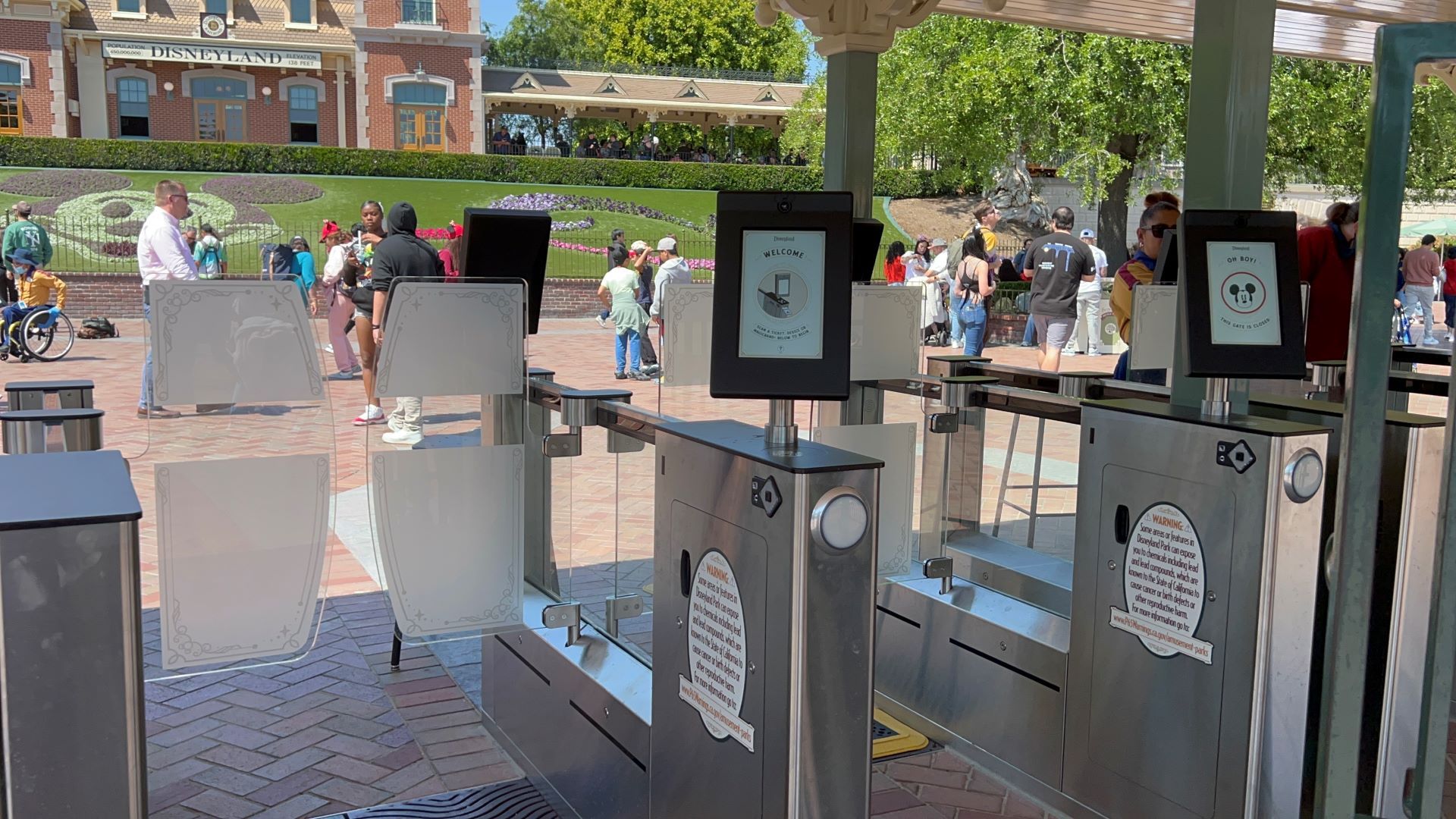 Disneyland Turnstiles Upgraded to New Entry Gates | The Main Street Mouse