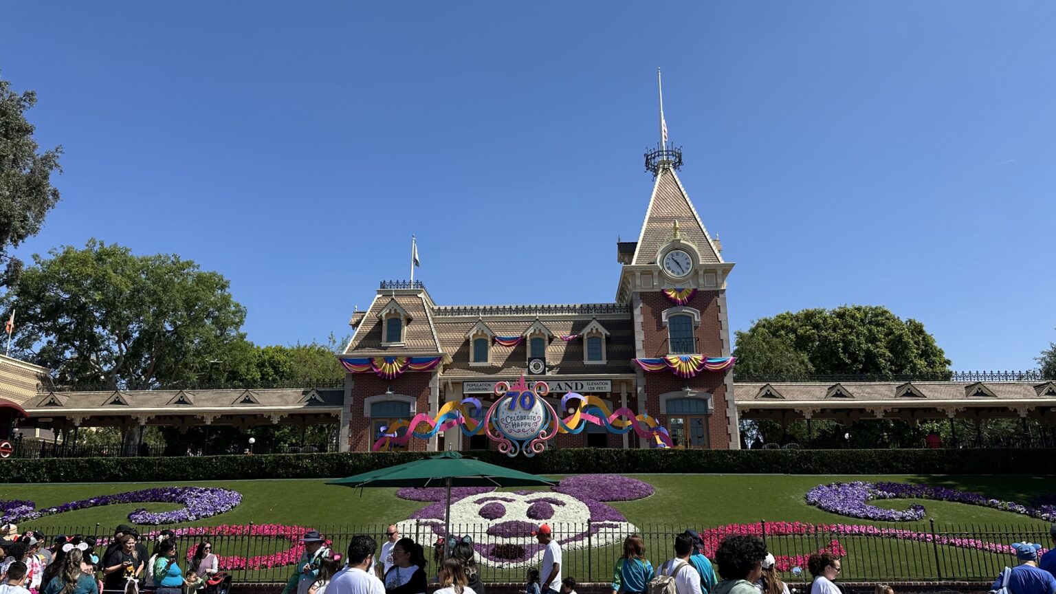 Select Disneyland Magic Key Annual Passes Go Back on Sale Aug. 26 | The ...